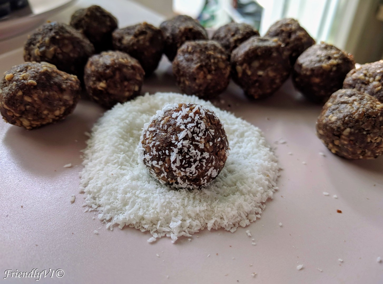 Raw energy balls ready in 10 min - Thyme consuming