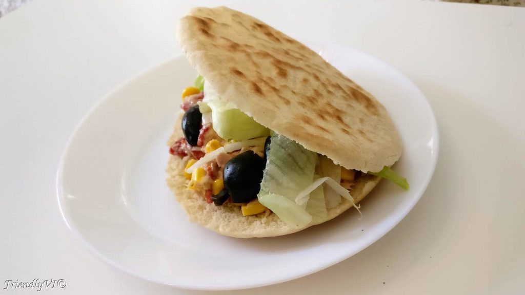 Pita with tuna, roasted pepper and corn - Thyme consuming